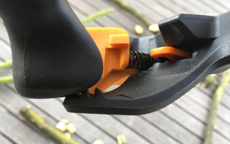 Fiskars PowerGear2 Bypass Pruner (P551): Product Review